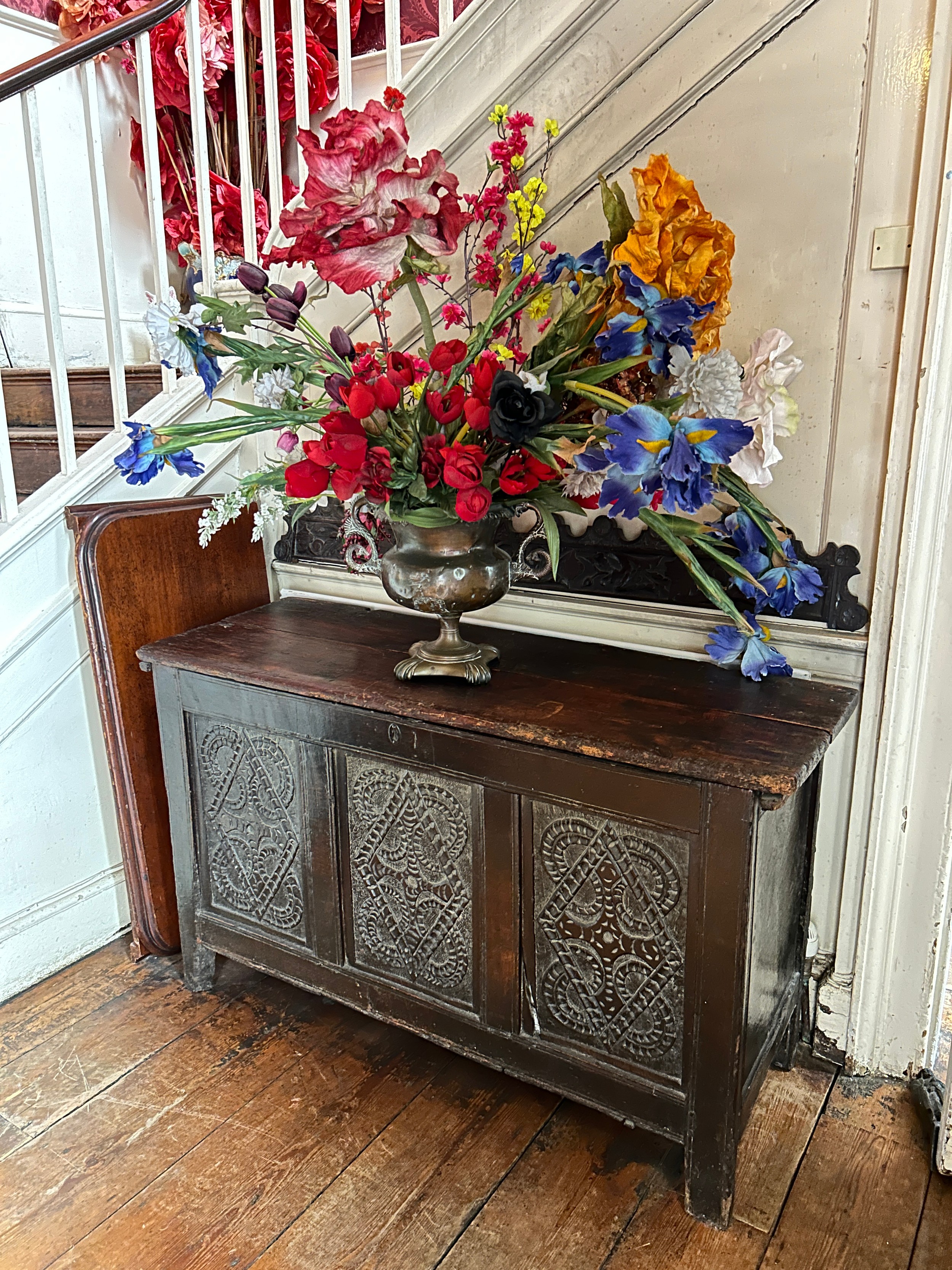 Lot 3 - A LARGE 17TH CENTURY OAK COFFER, Later top.