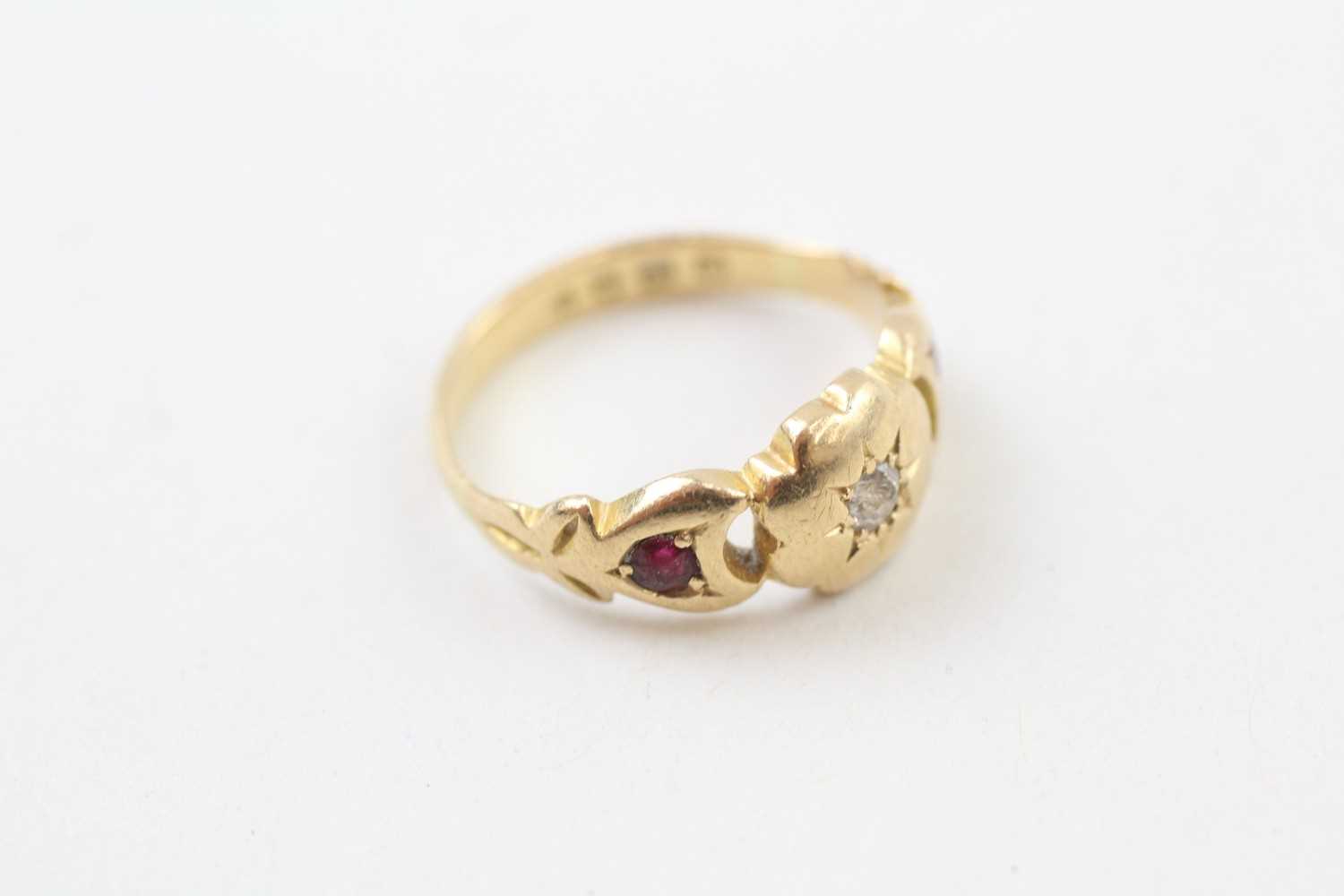 Lot 280 - AN 18CT GOLD, DIAMOND AND RUBY THREE STONE
