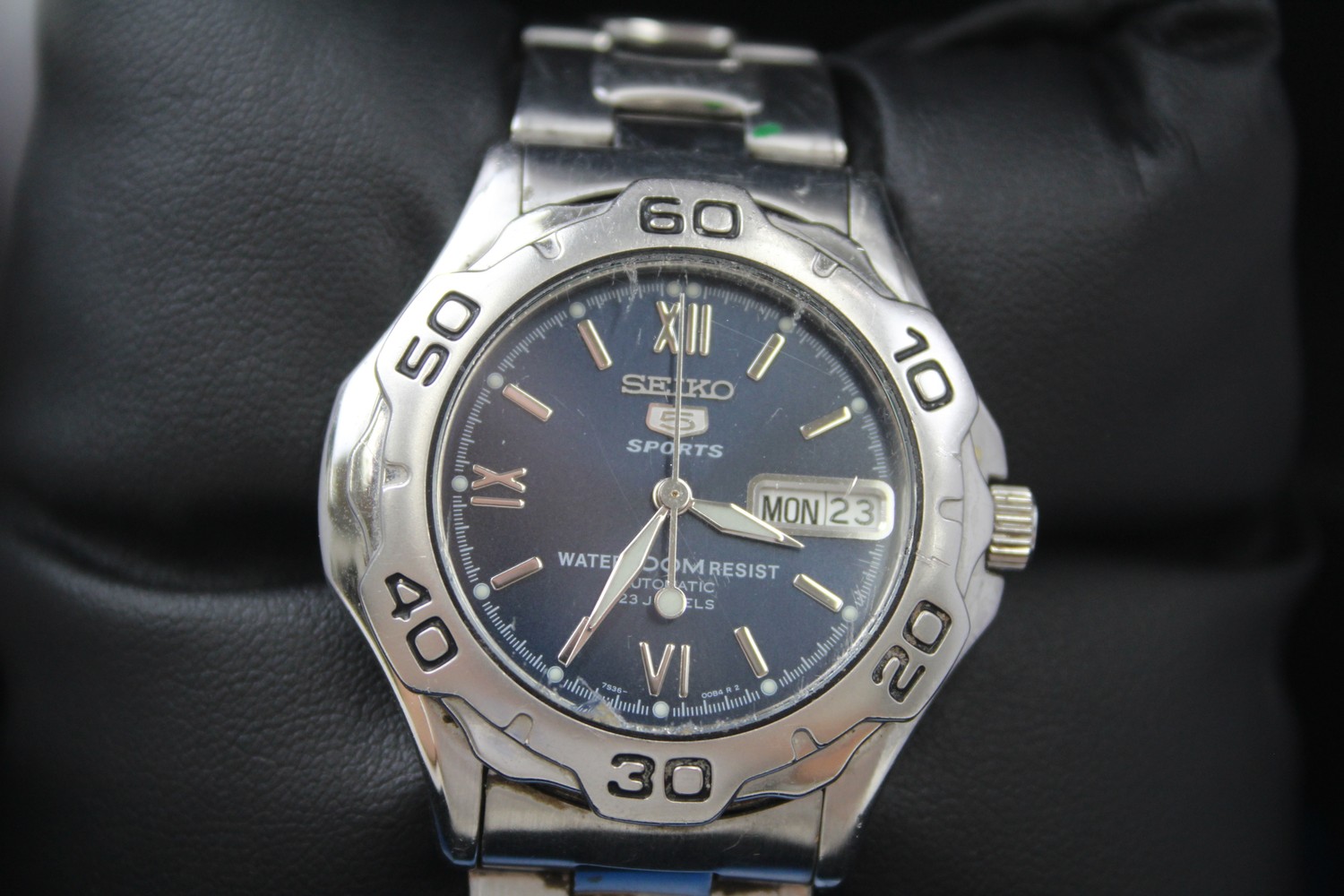 Lot 654 - A GENTLEMAN'S SEIKO 5 SPORTS WATCH,