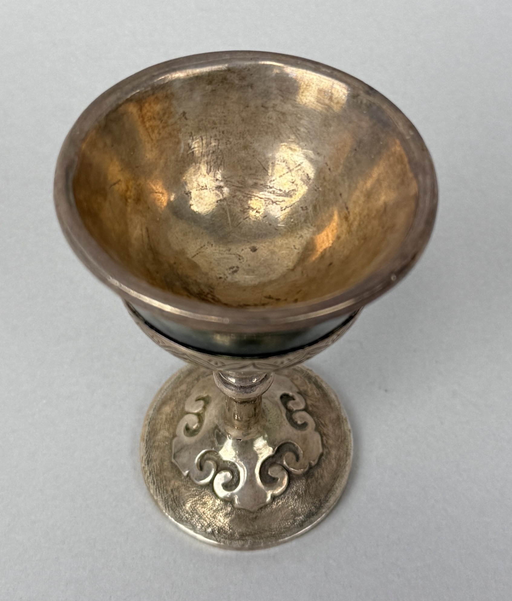 Lot 146 - A SMALL CHINESE SILVER AND JADEITE STEM CUP,
