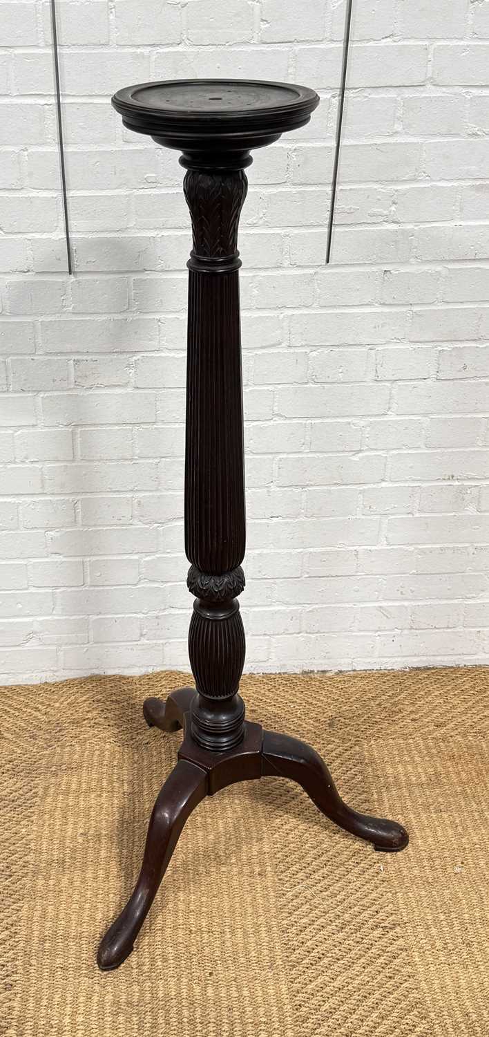 Lot 1480 - A GEORGIAN MAHOGANY TORCHERE