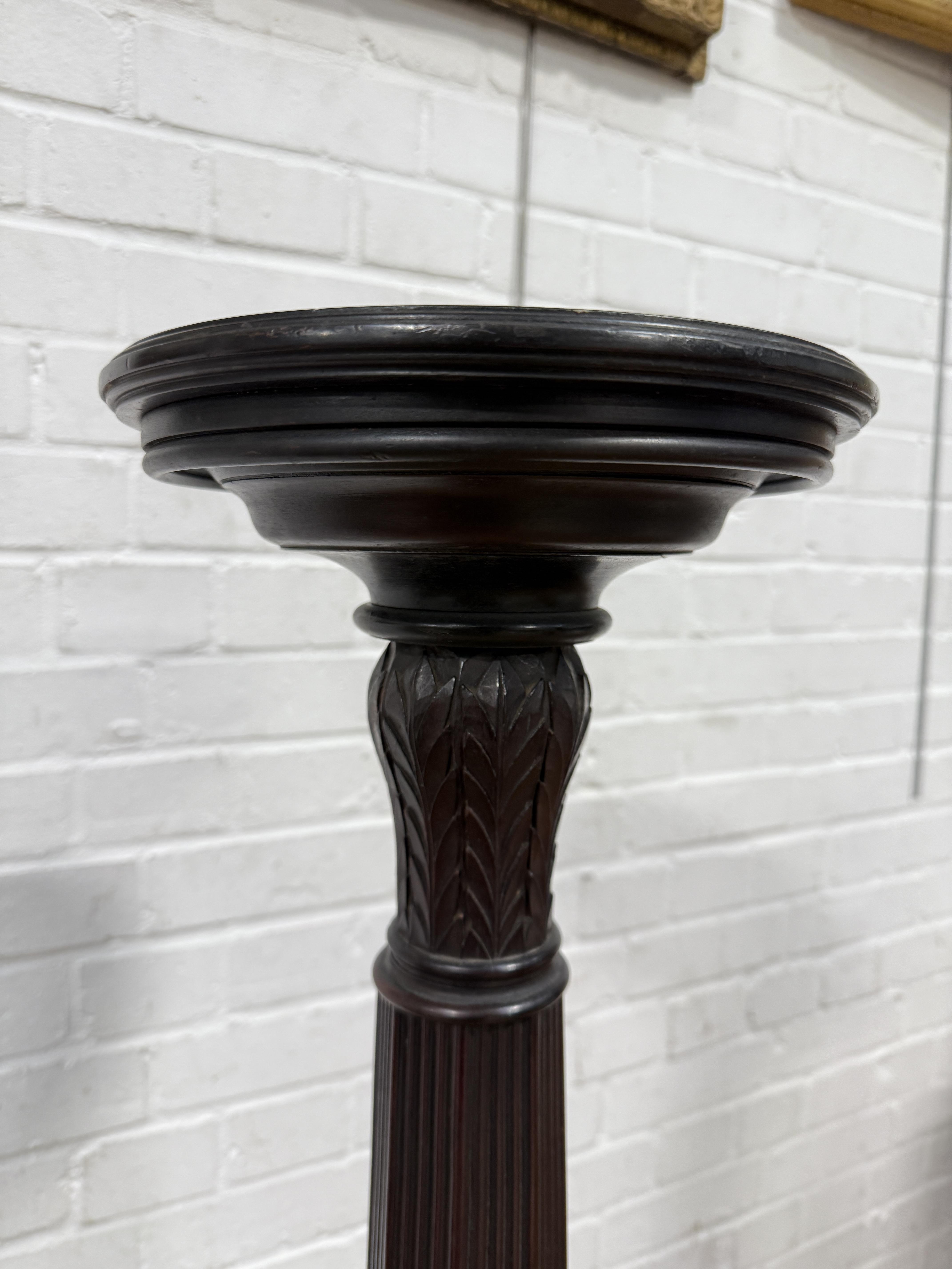 Lot 1480 - A GEORGIAN MAHOGANY TORCHERE